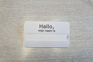 Badge Hallo mijn naam is incl speld bij Delo
